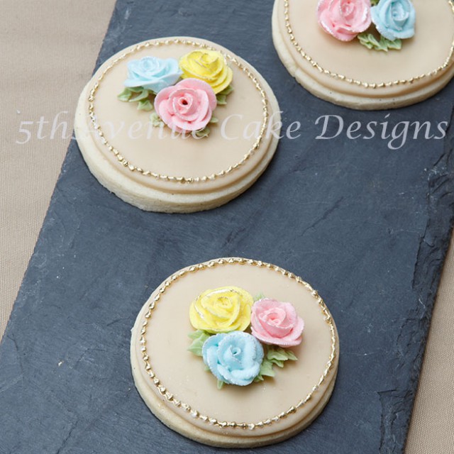 Piping Royal Icing Roses Using The Toothpick Method | 5th Avenue Cake ...